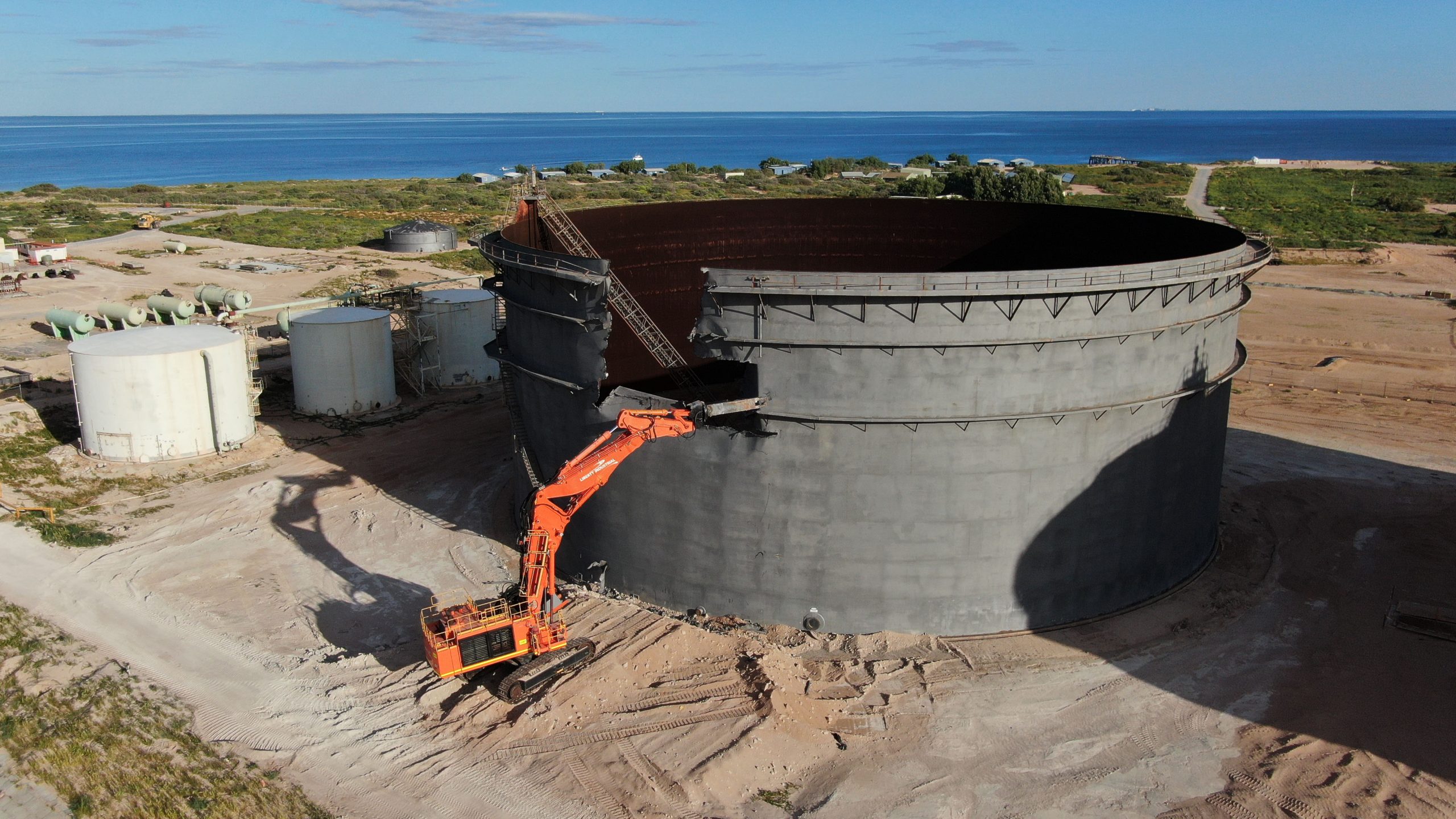 High Reach Makes Light of Extra-Large Tanks - Liberty Industrial